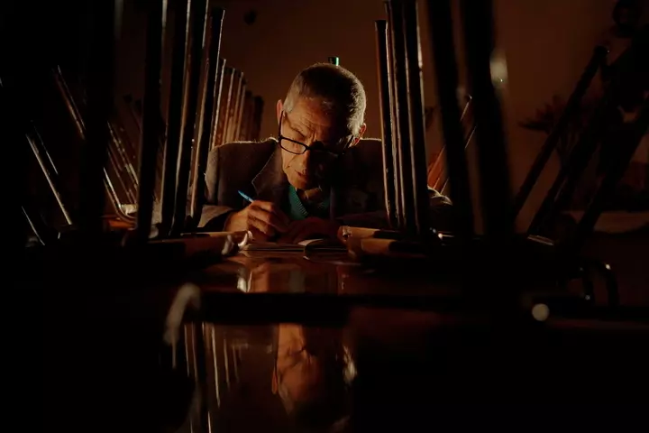 The Mole Agent - Filmoteket