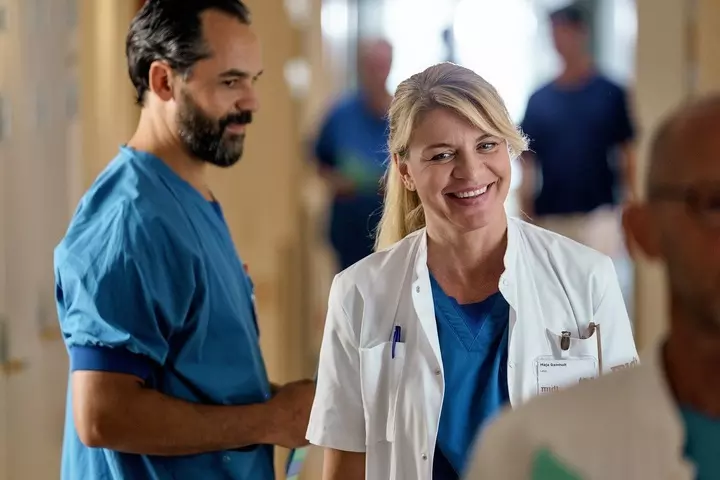 Hold my hand - Viddla